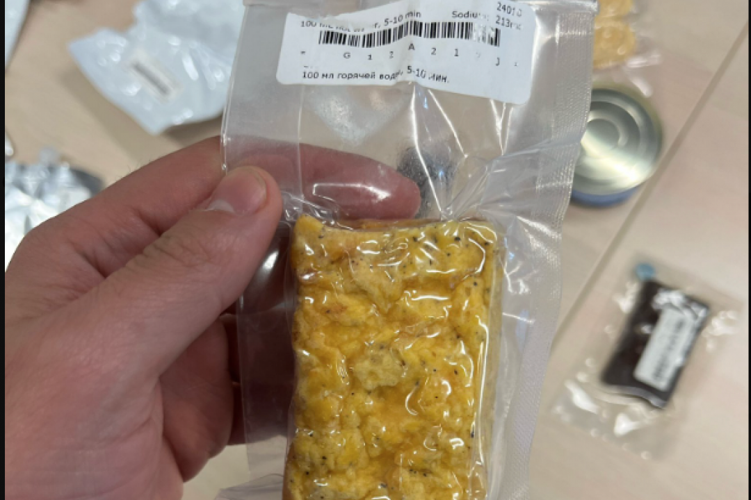 Un astronauta español pregunta qué comida hay en esa bolsa y se pone en ...