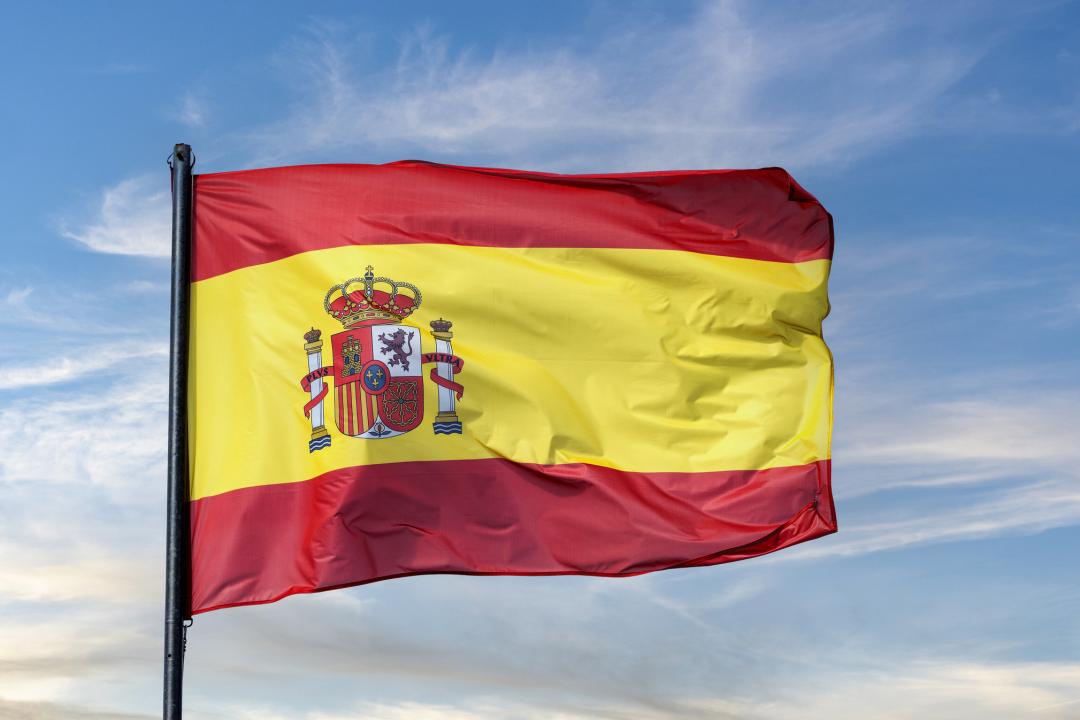 La antiquísima razón por la que se pone una bandera de España en una ...