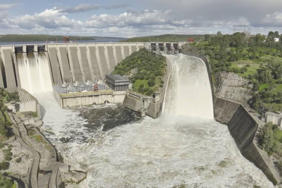 Ordenan abrir las compuertas del colosal embalse español que llevan ...
