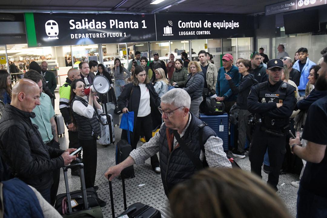 Nuevo caos ferroviario: Atocha sufre retrasos de hasta media hora en ...