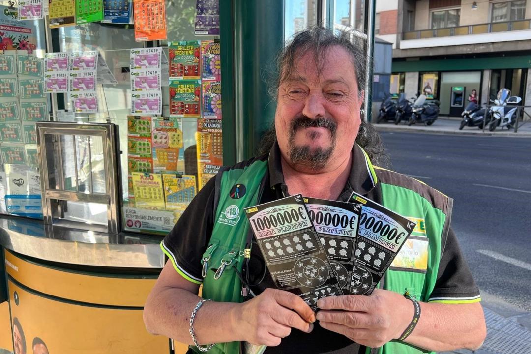 Prueba suerte con un rasca atípico y lo que ocurre la deja anonadada ...