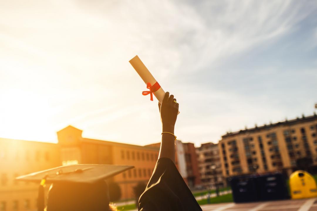 Un estudiante se gradúa tan rápido que acaba recibiendo su diploma en ...