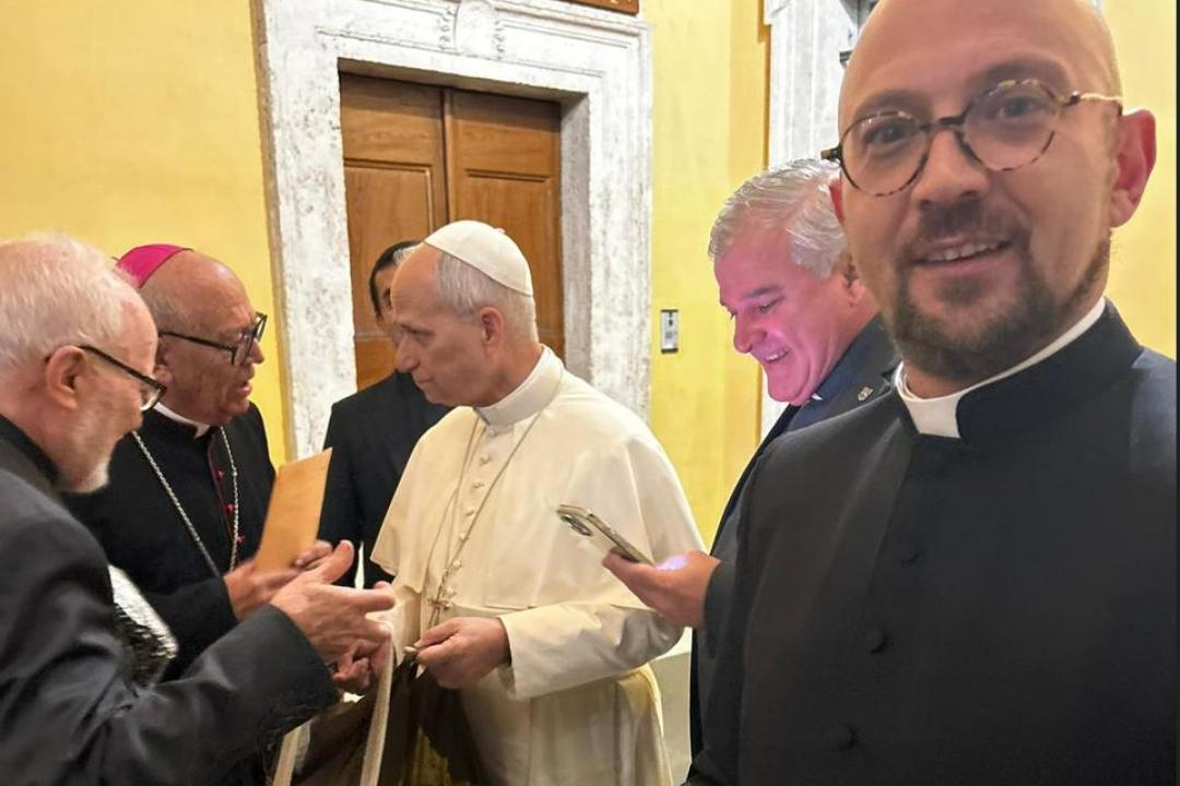 La historia tras la imagen del papa León XIV posando con un cuadro de ...