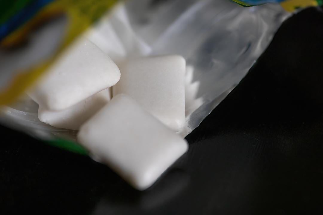 Los dentistas animan a dejar el chicle y apostar por este alimento ...
