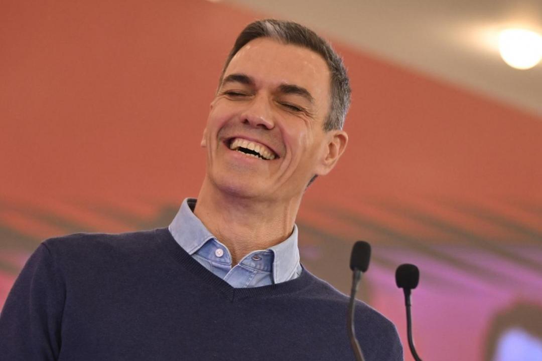 Aparece esta pancarta sobre Pedro Sánchez tras su choque con Trump en ...