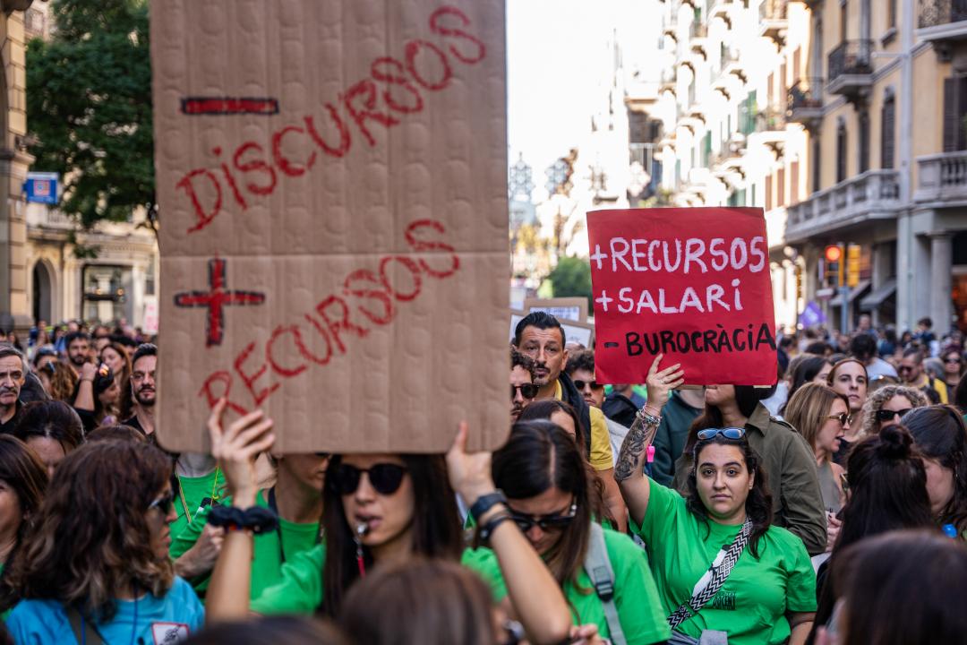 La huelga de profesores en Cataluña arranca con cortes de carreteras en ...