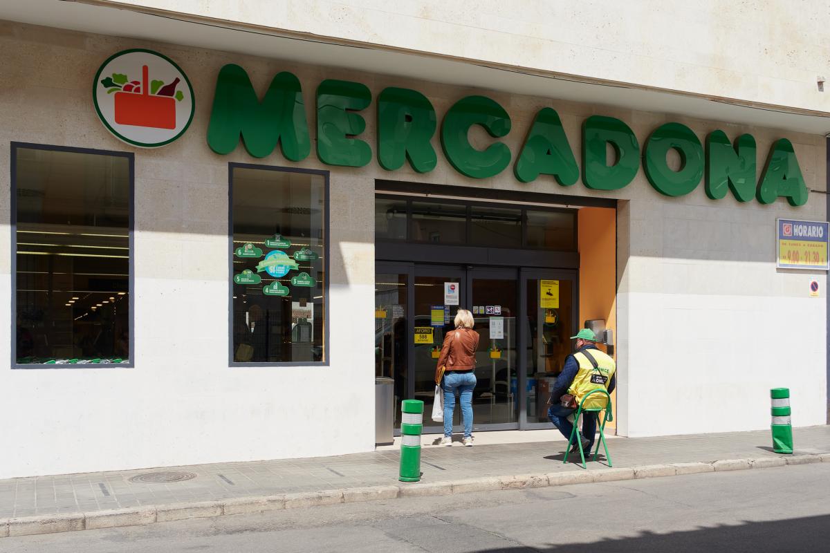 Mercadona baja el precio de la leche, el aceite y las patatas: así ...