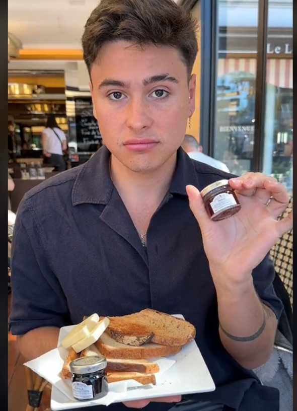 Un español se va a desayunar justo al lado de la Torre Eiffel y enseña ...