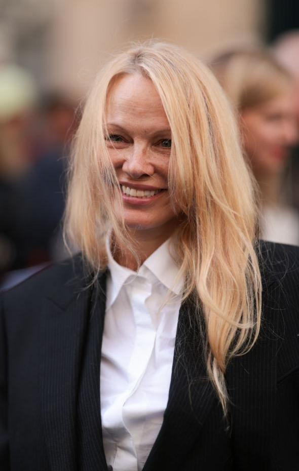 Pamela Anderson sigue con su propósito de no maquillarse: así ha sido ...