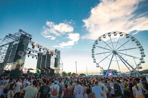 Muere un joven tras ser golpeado por una noria en el festival ...