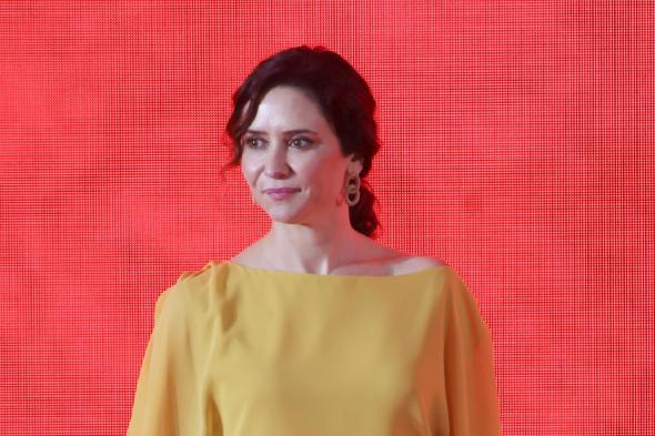 Poco tardan en fijarse en este detalle de Ayuso durante el acto del Dos de Mayo: 'No sabe nada...'