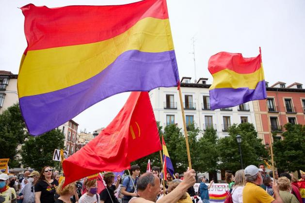 Una americana llega a España, ve la bandera de la República en algunos ...