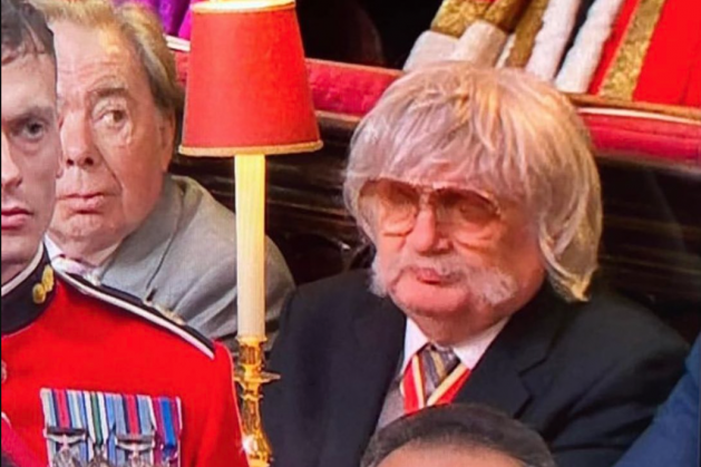 Quién es el señor de bigote de la coronación de Carlos III con el que ...