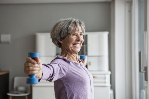 Esto le pasa a tu cuerpo cuando haces pesas con más de 60 años