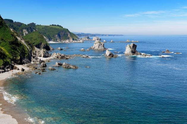 Una playa de Asturias recupera una bandera azul histórica