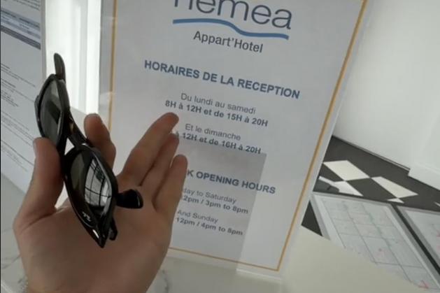Se alojan en un hotel en Francia y ven un cartel que en España sería ...