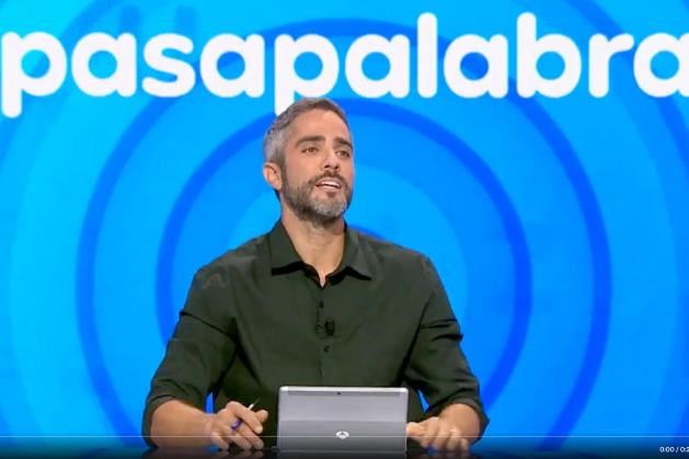 Roberto Leal cuenta lo que le pasó momentos antes de darle un premio a ...