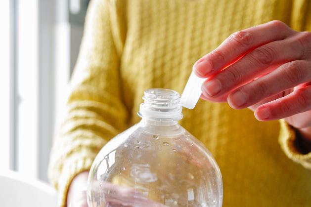 Una doctora en Química pone en evidencia los tapones pegados a las ...