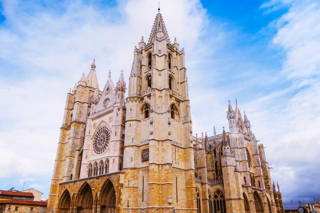 Visita la catedral de León, intenta meter una bici y lo que dice el de ...