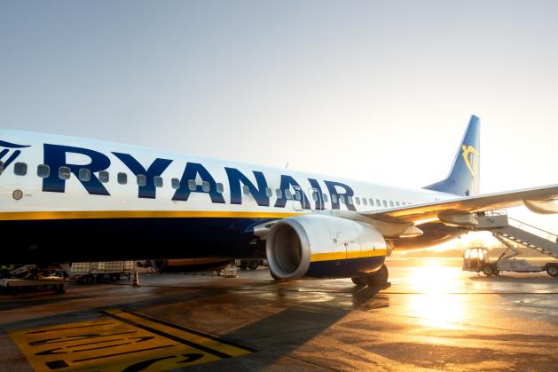 El avión aterriza en el aeropuerto sin problemas aparentes hasta que ...