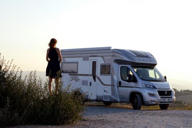 Ni caravana al uso ni casa fija: este híbrido se pliega para viajar y ...