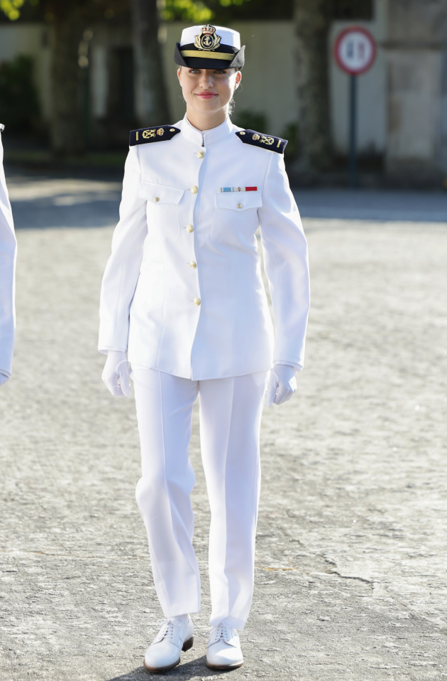 Estrenando el uniforme de la Armada y en solitario: Leonor ingresa en ...