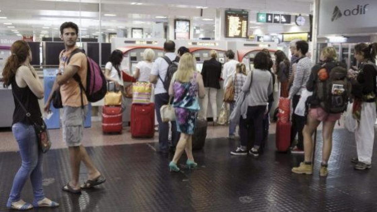 Huelga Renfe y Adif: Los pasajeros se arman de paciencia ante los retrasos