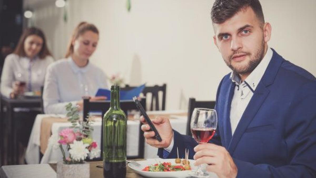 Se queja de que 'no puede defecar tranquilo' y el restaurante le da la ...
