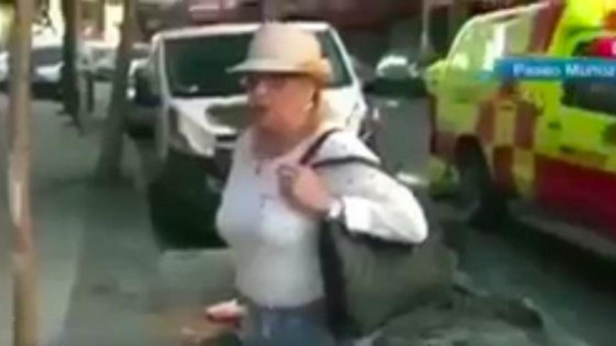 La loca interrupción en directo de una señora a una reportera de Telemadrid