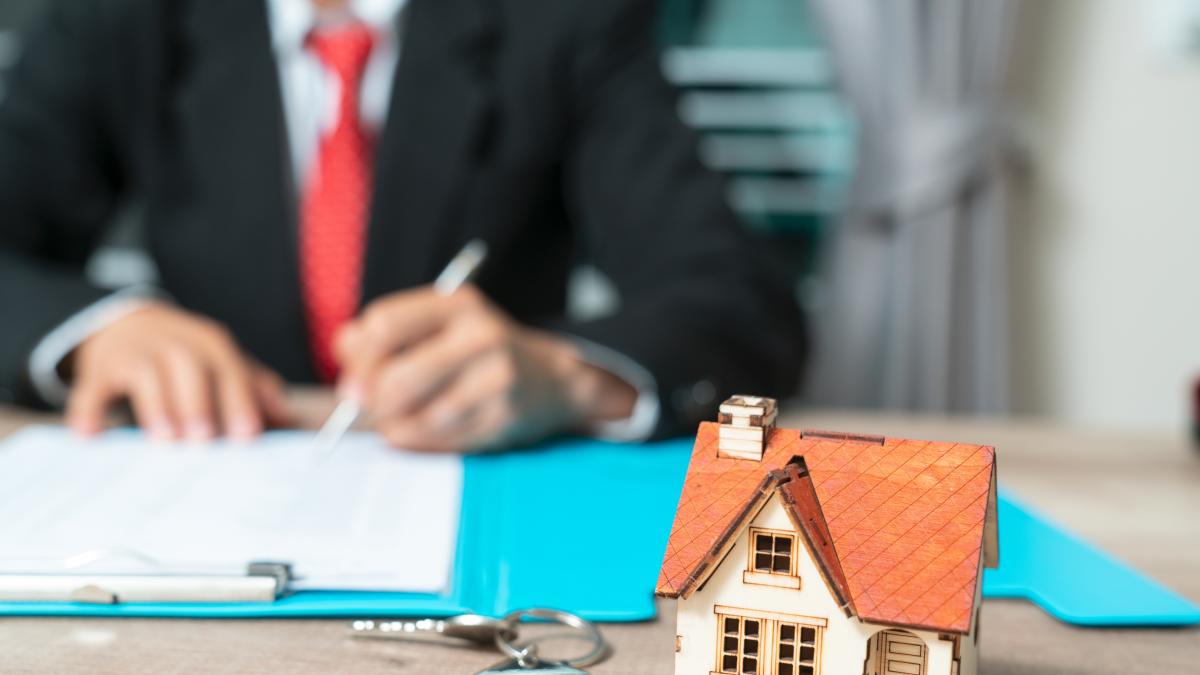 Un banco y una inmobiliaria convierten al propietario de un piso en ...