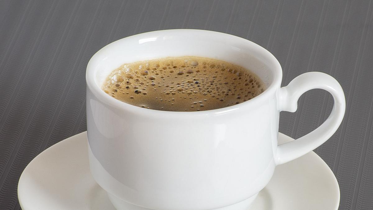 La hora hasta la que deberíamos esperar para tomar el primer café del día