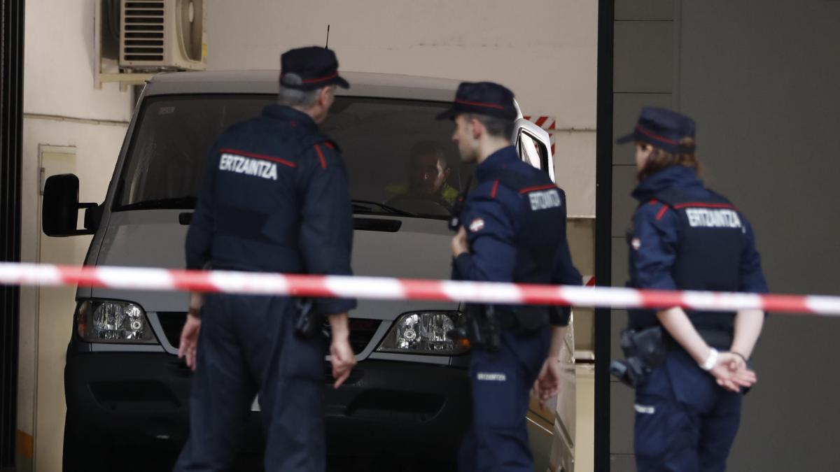 Muere el hombre que se arrojó al vacío tras apuñalar a sus padres en Bilbao