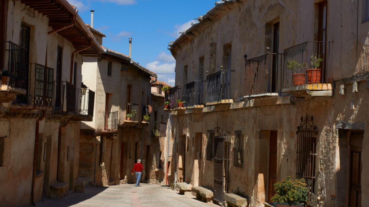 Una puerta enana conecta con el pueblo de España con la plaza más bonita