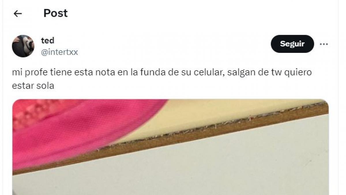 Arrasa en Twitter al mostrar la nota que tiene su profesor pegada a la ...