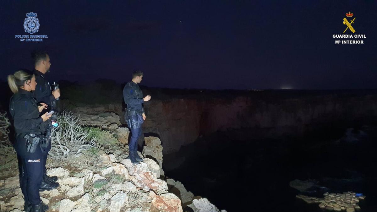 Oleada de fardos de droga en las costas de Menorca