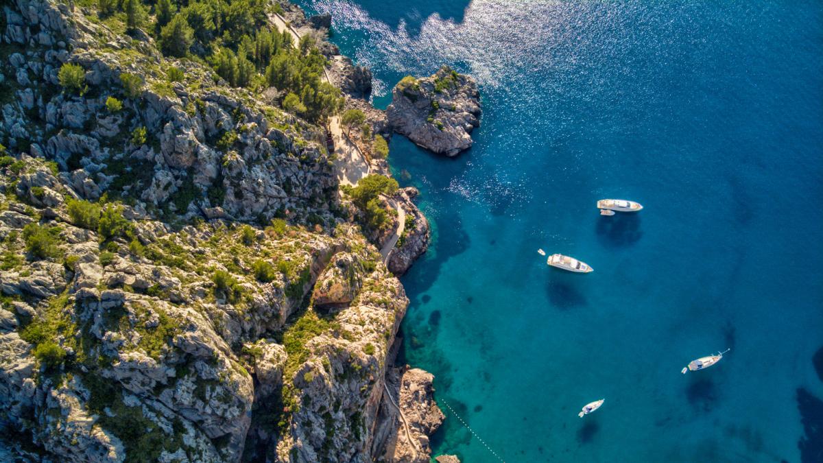 El barco del imán multimillonario aparece amarrado en Mallorca