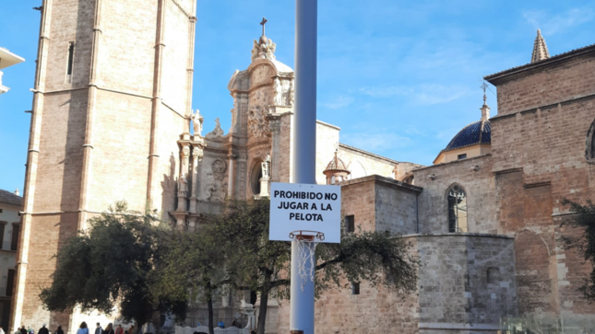 J.Warx, el artista que con una acción evidenció la falta de espacios públicos para jugar a la pelota