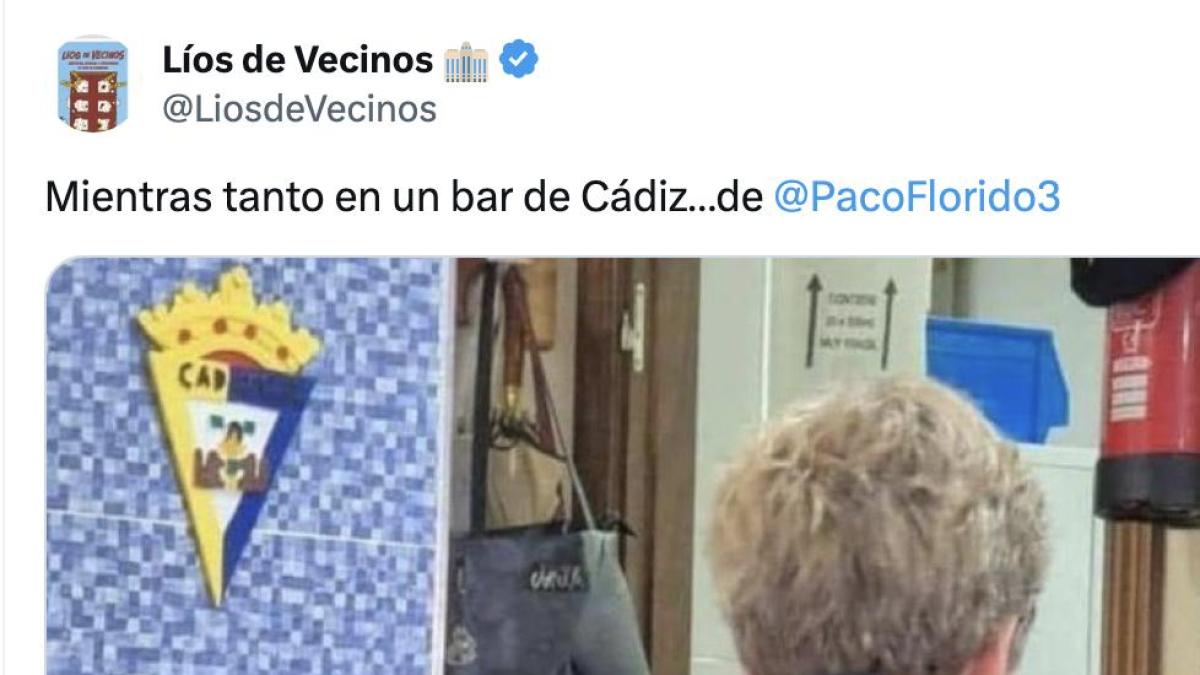 Las camareras de un bar de Cádiz llevan una camiseta con un mensaje que
