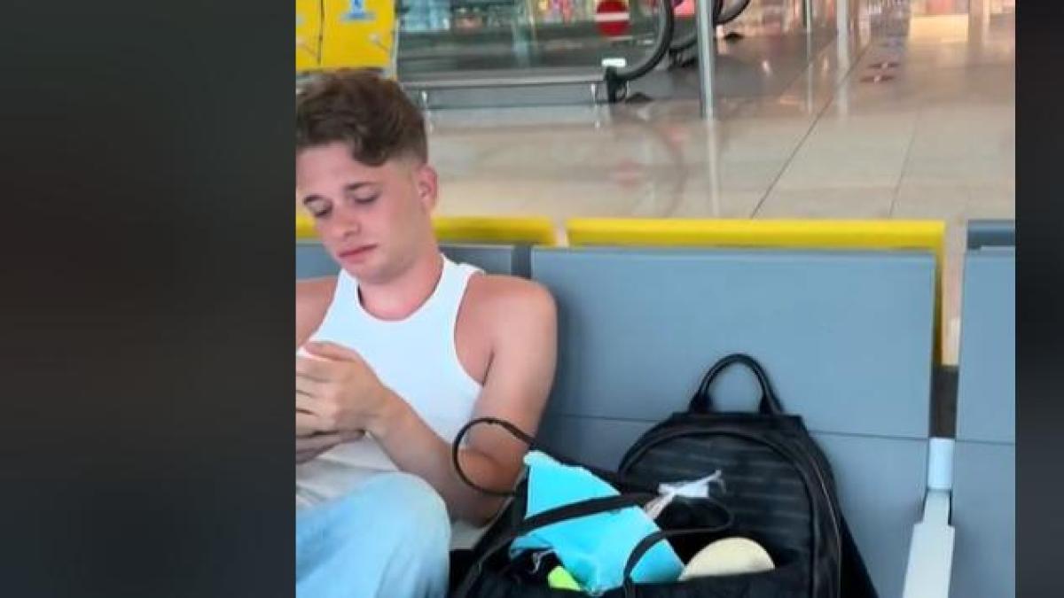 La broma que le gasta a su hermano en el aeropuerto es de tener ...