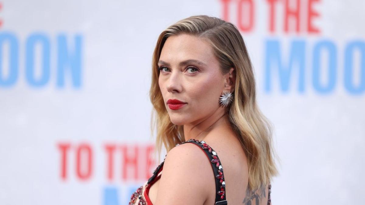 Scarlett Johansson define con este adjetivo a Trump en pleno debate sobre el futuro de Biden