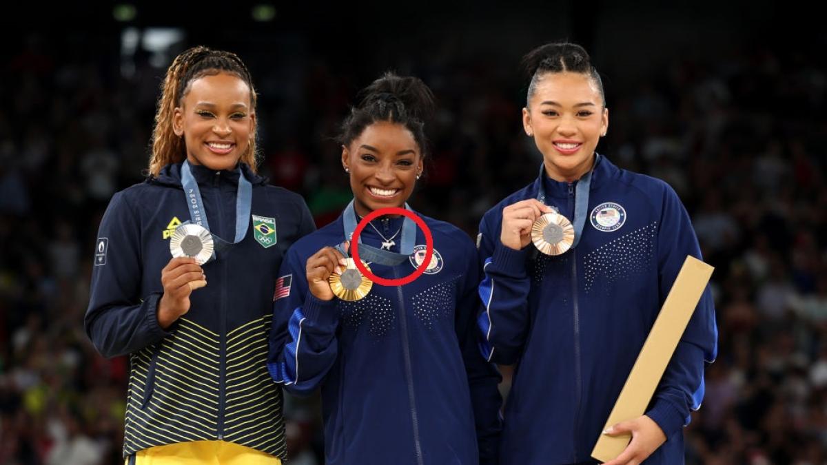 Algunos han hecho 'zoom' en el colgante de Simone Biles: es lo que ...