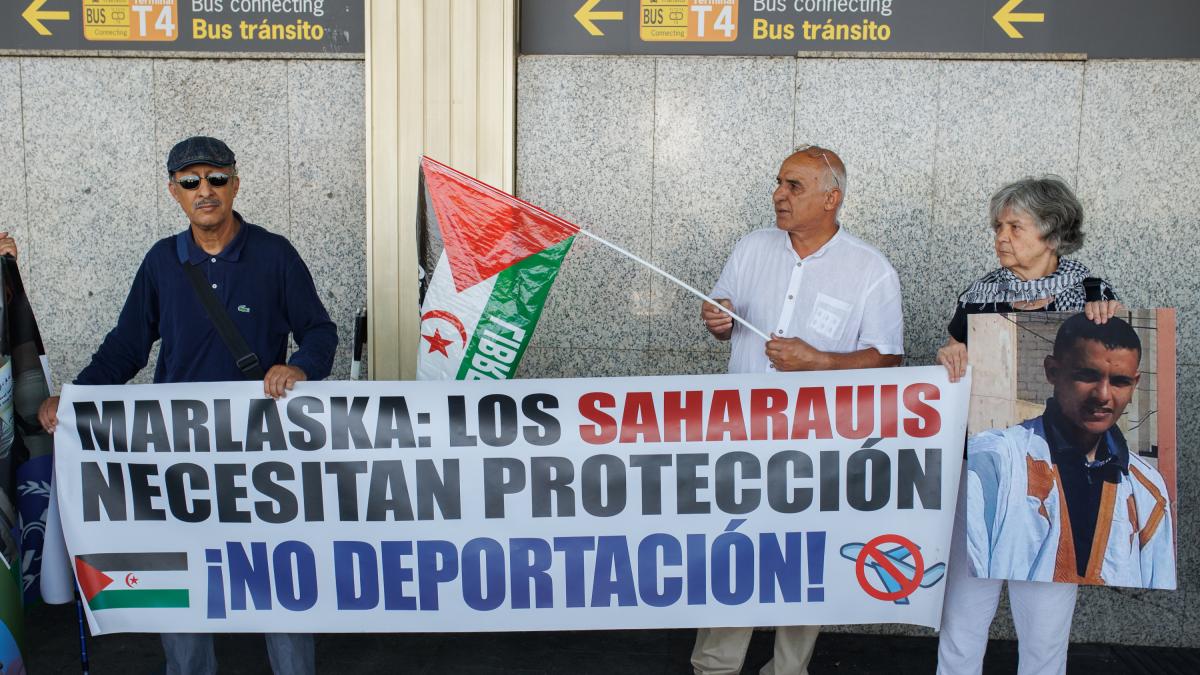 España deporta a Marruecos a dieciséis de los saharauis que solicitaron ...