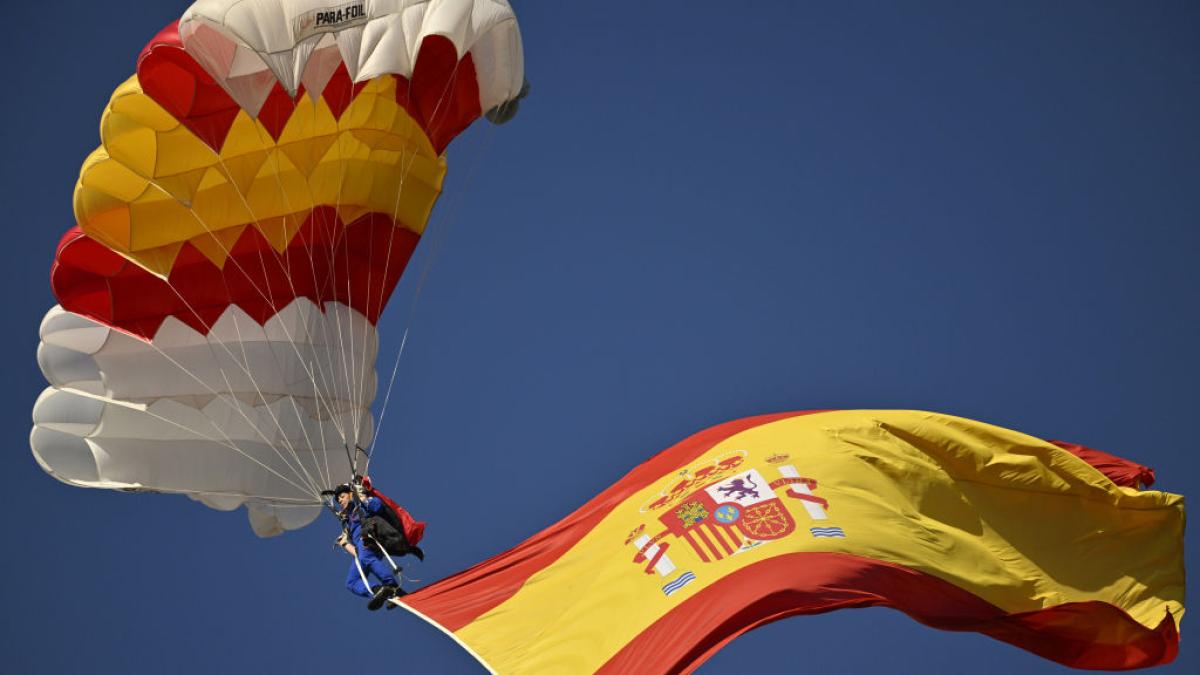 Misión sorprender a Felipe VI: el despliegue de la bandera de España ...