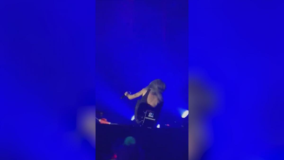 El momento en el que Mario Vaquerizo cae del escenario y debe ser ...