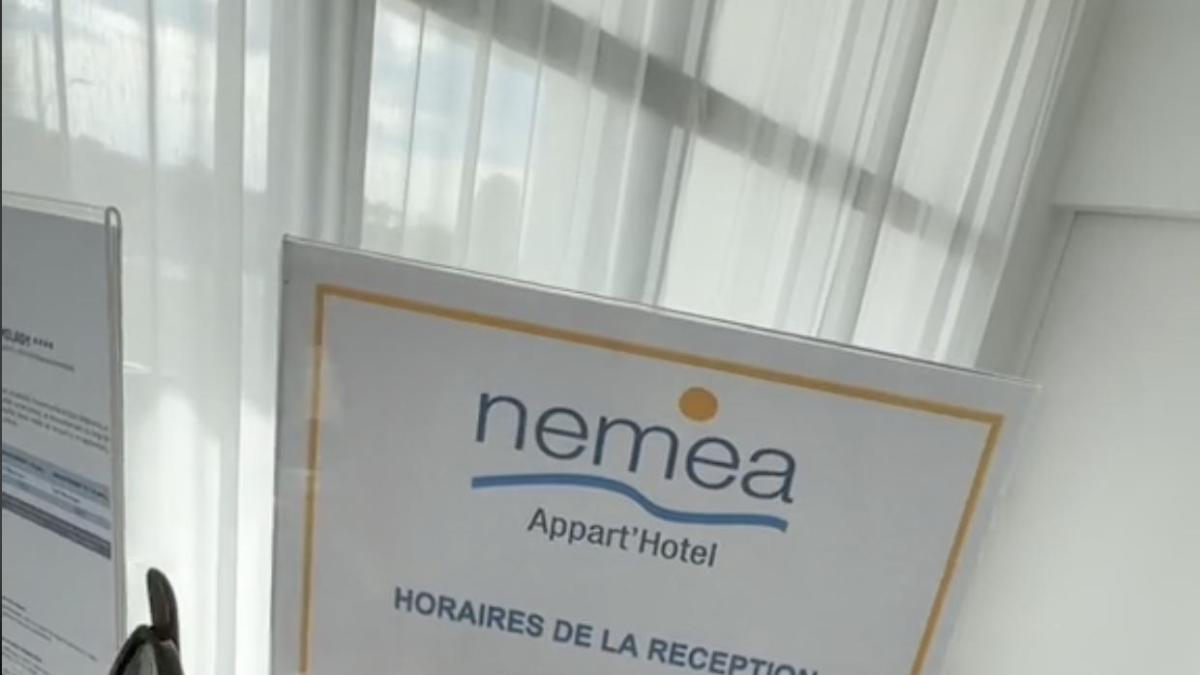Se alojan en un hotel en Francia y ven un cartel que en España sería ...