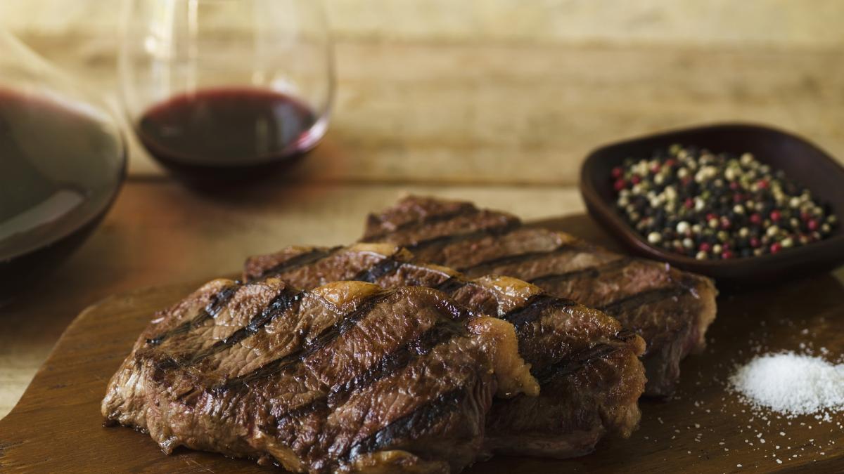 Colocan un filete de carne en la cortadora de pan y un nutricionista ...