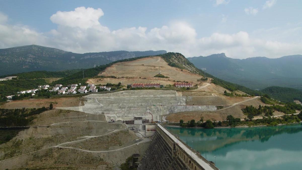 El muro antioleaje que parte en dos a un pueblo y nadie termina la obra