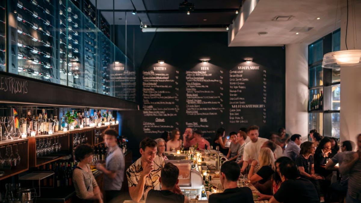 Un cliente se queja de que tardan en atenderlo en un bar y él mismo ...