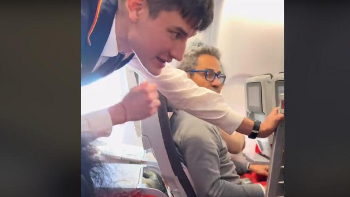 Le dice al azafato que es su cumpleaños y lo que hace este no se espera: