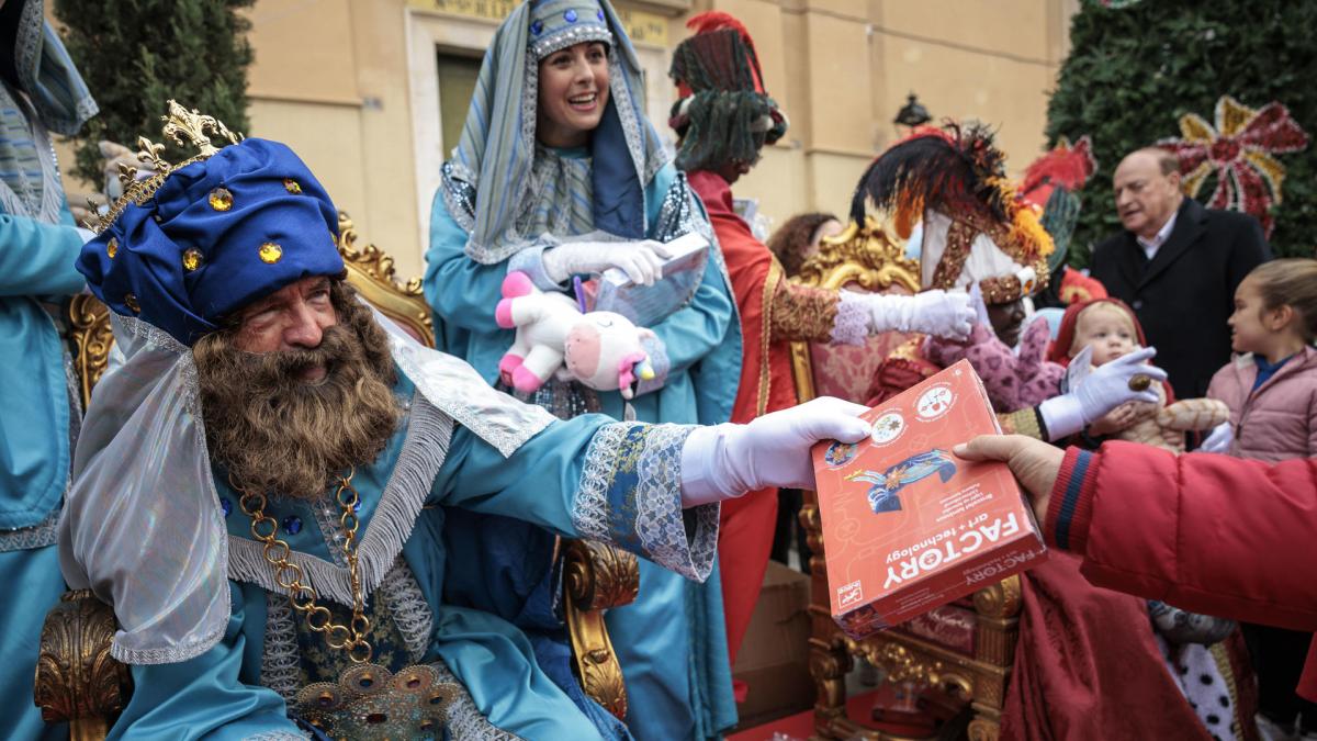 Los Reyes Magos reparten ilusión en las pedanías afectadas por la dana ...